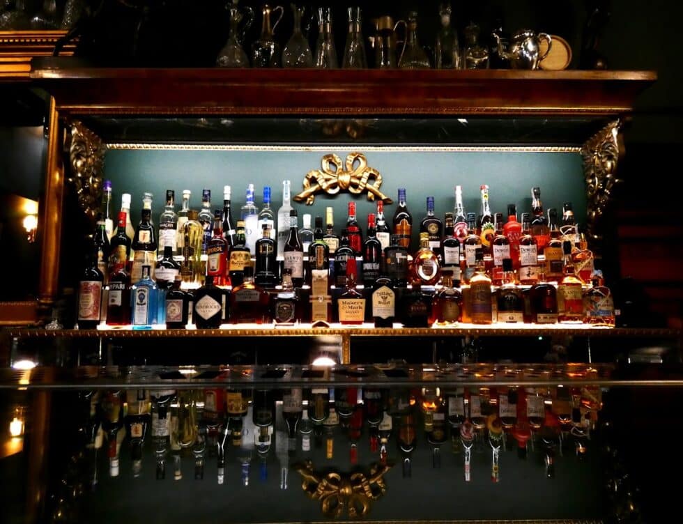 Kraków Nightlife 101: The Best Bars, Pubs, Clubs & Districts